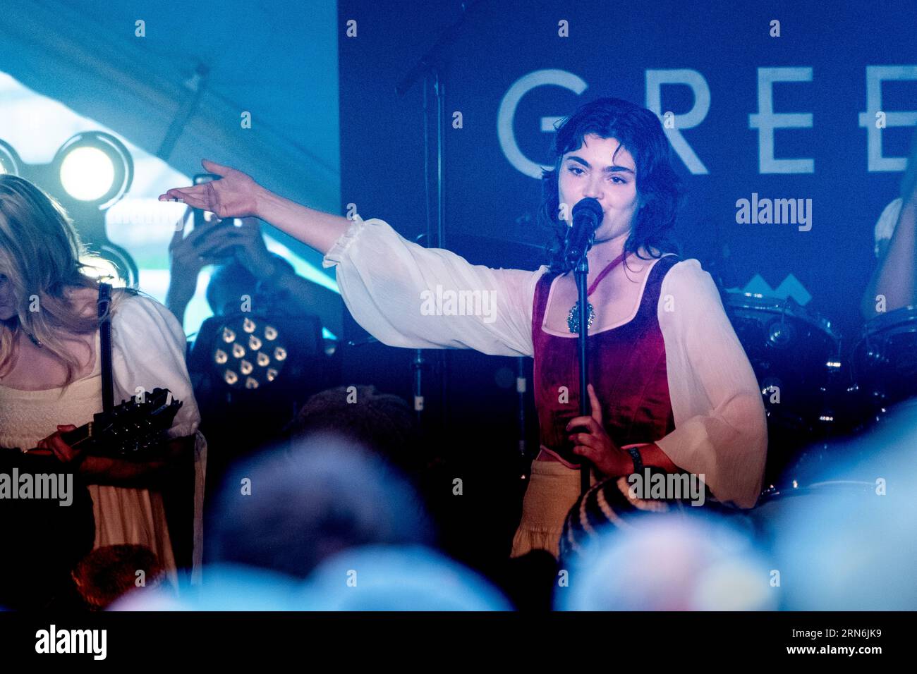 La chanteuse Abigail Morris de The Last Dinner Party on the Rising ...