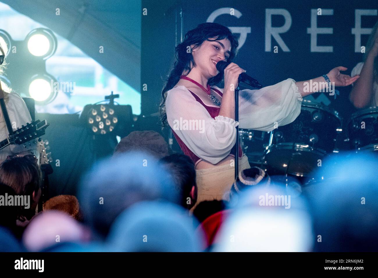 La chanteuse Abigail Morris de The Last Dinner Party on the Rising ...