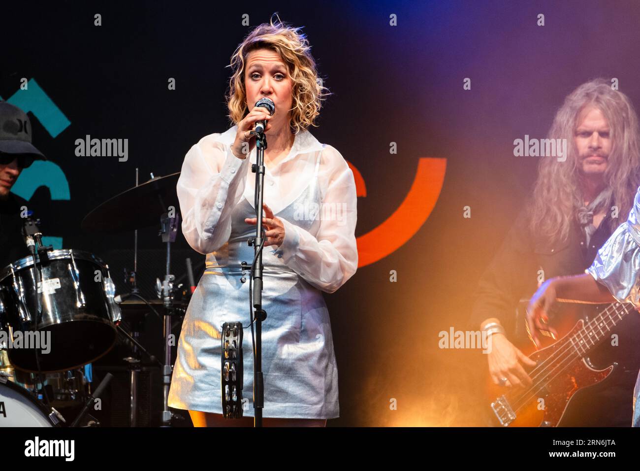 Sabrina Mileo Cunningham de Say She She She on the Walled Garden Stage ...