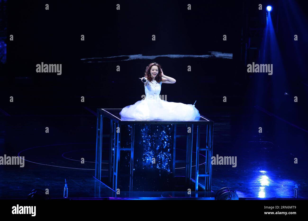 (150802) -- BEIJING, - la chanteuse Zhang Liangying se produit lors de ...
