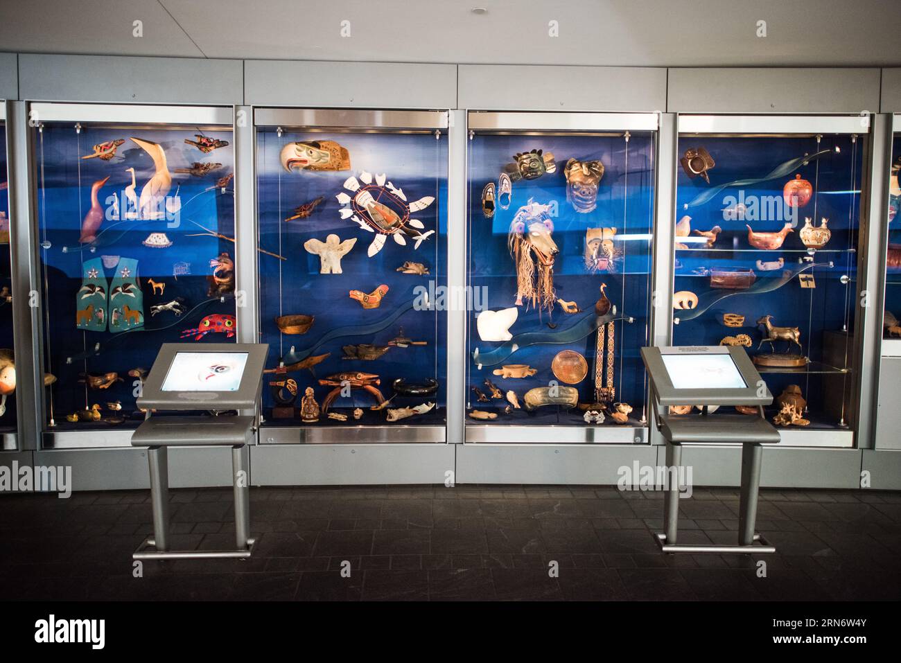 WASHINGTON, DC, États-Unis — une vitrine expose des figures d'animaux ...