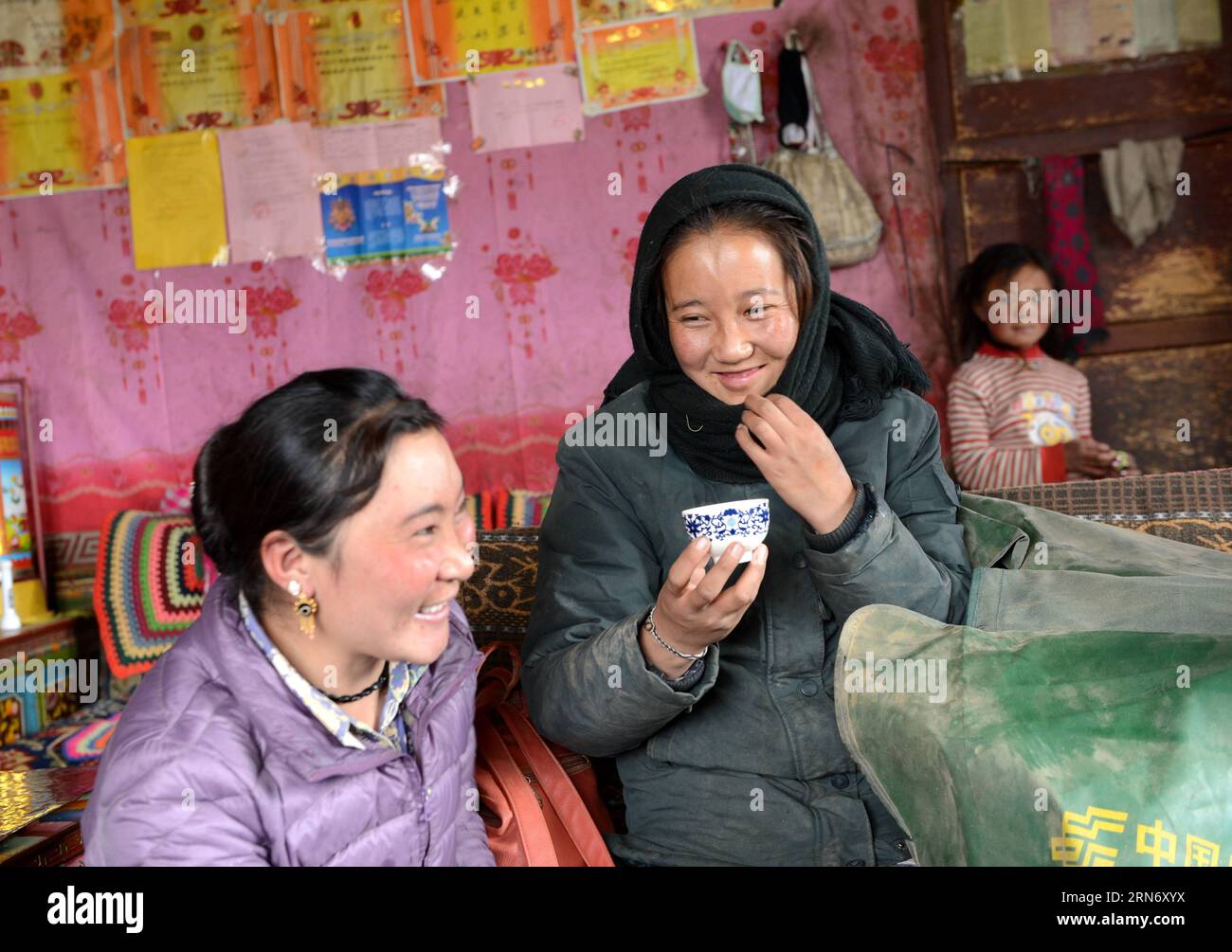 (150810) -- NYIMA, -- Mailwoman Bamu (droite) boit une tasse de thé ...