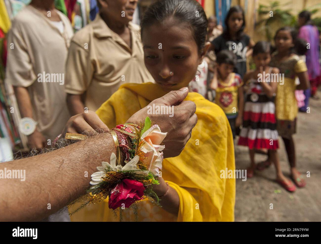 150829 Kolkata 29 Août 2015 Une Indienne Attache Un Fil Au