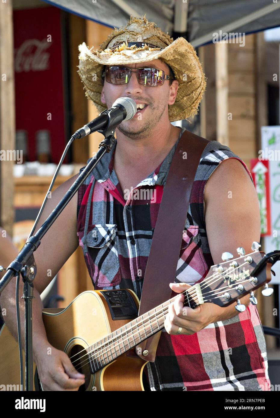 (150916) -- QUÉBEC, le 16 septembre 2015 -- Un cow-boy chante au ...