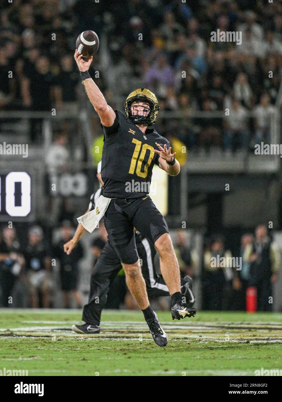 31 août 2023 : le quarterback de l'UCF John Rhys Plumlee (10 ans) lance ...