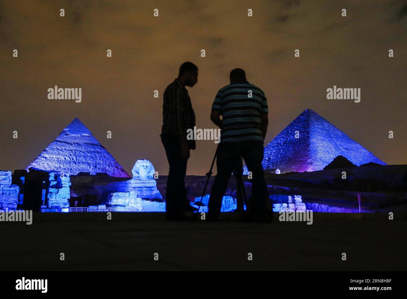 Les grandes pyramides de Gizeh sont illuminées en bleu à Gizeh, en ...