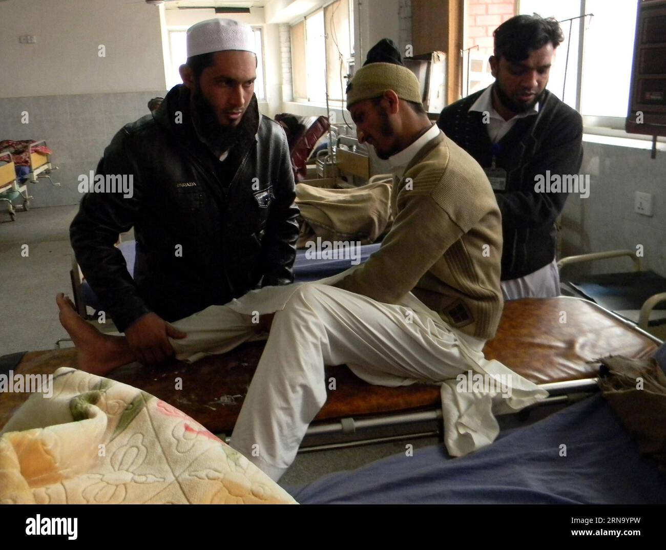 (151226) -- PESHAWAR, 26 décembre 2015 -- un survivant du tremblement ...