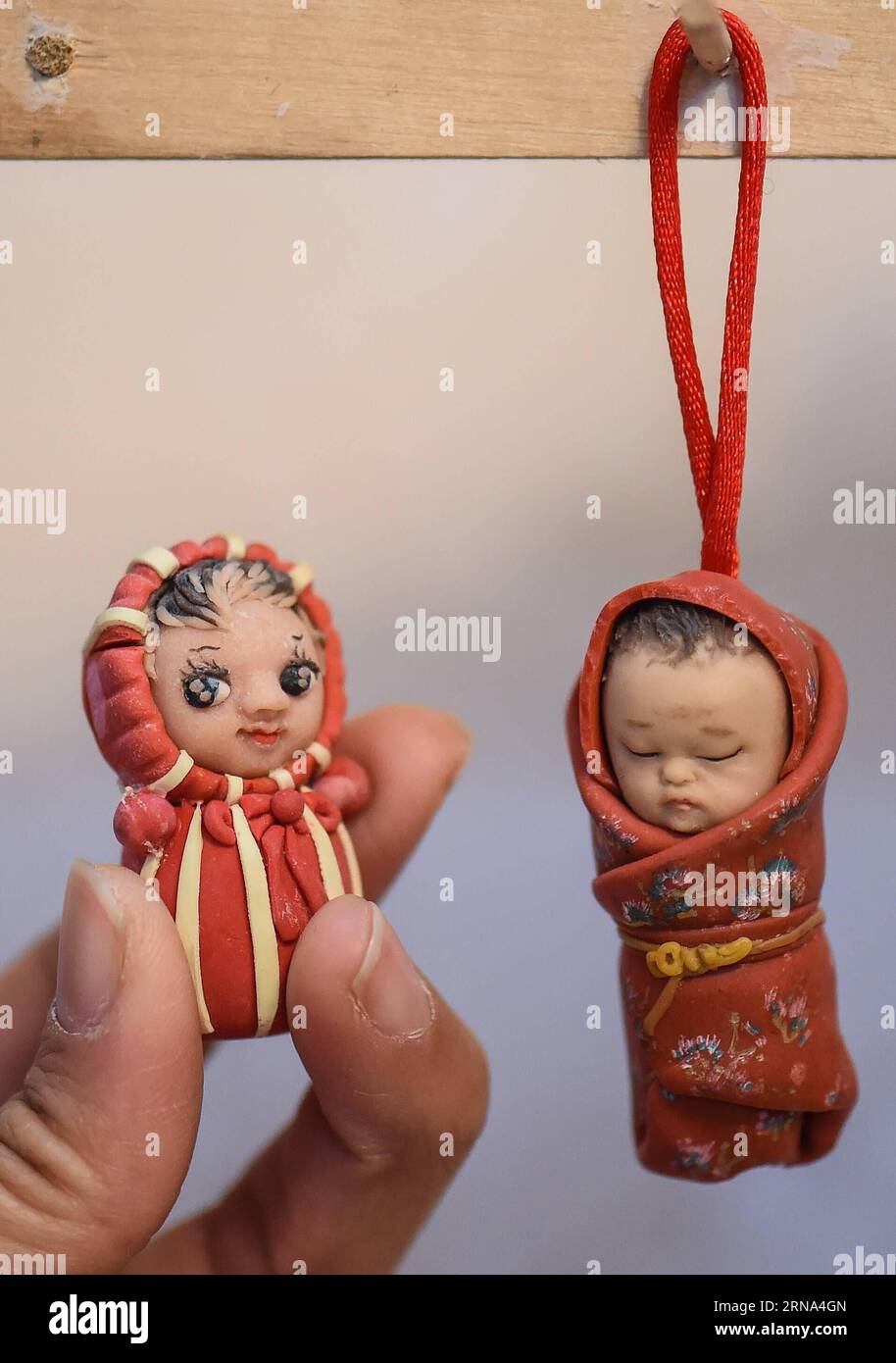 (160106) -- CHANGCHUN, Jan. 5, 2016 -- Dough modelling maker Li Jing ...