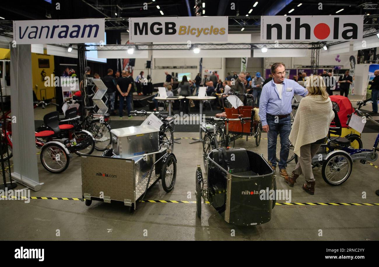 (160319) -- STOCKHOLM, le 19 mars 2016 -- les gens examinent les ...