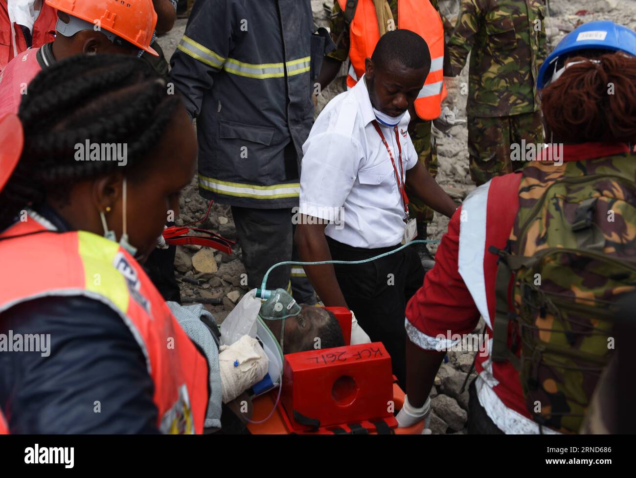 Une femme survivante est portée par une équipe de secours à Huruma à ...