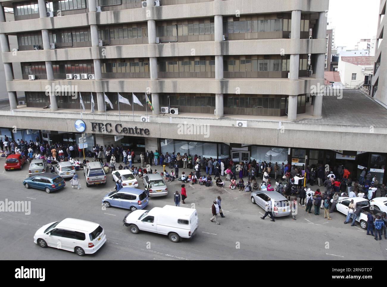 Bargeldknappheit : Simbabwe führt Pseudo-US-Dollar als Währung ein les ...