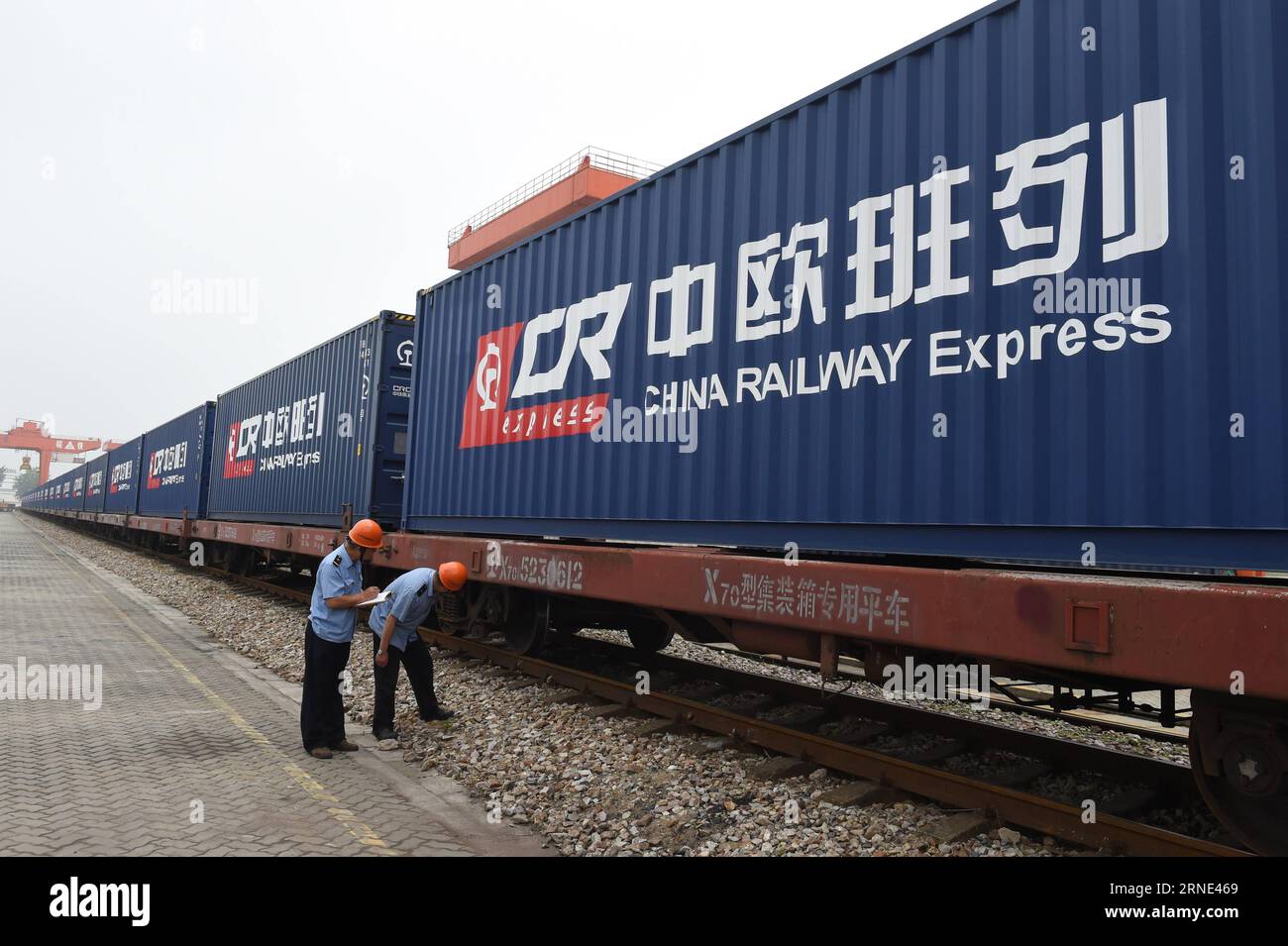 (160608) -- SUZHOU, June 8, 2016 -- Staff members examine a China ...