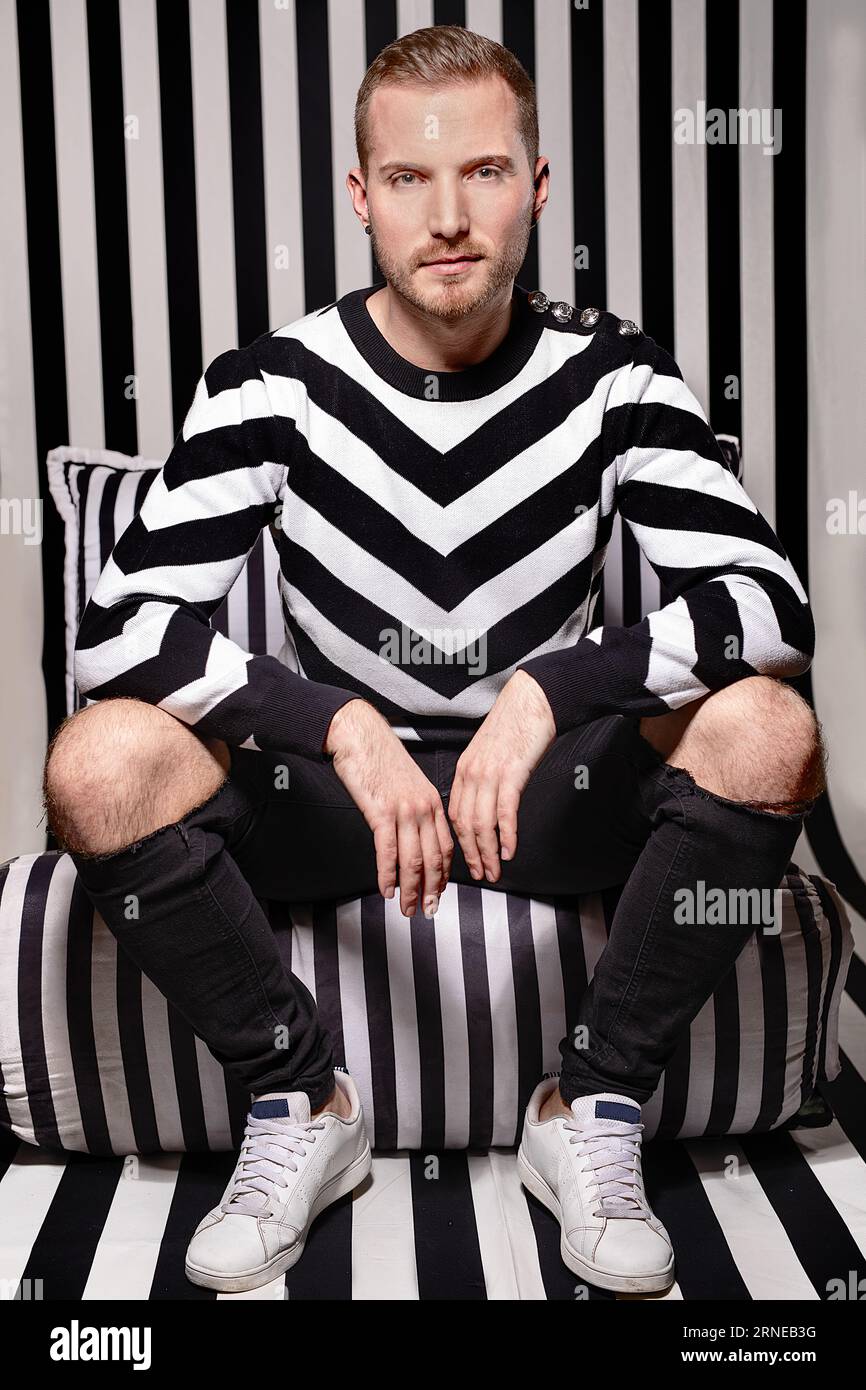 Les mains sur les genoux Banque de photographies et d’images à haute ...