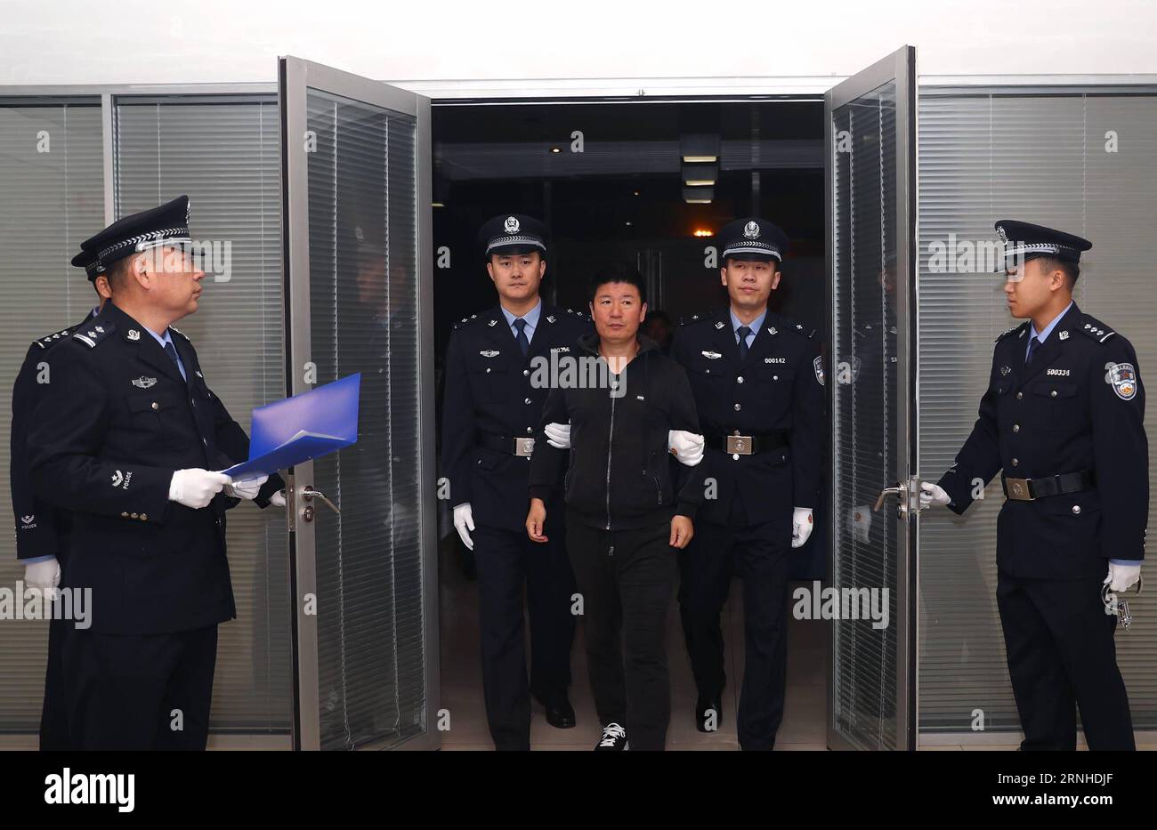 (161112) -- BEIJING, 12 novembre 2016 -- Yan Yongming (C), un fugitif ...