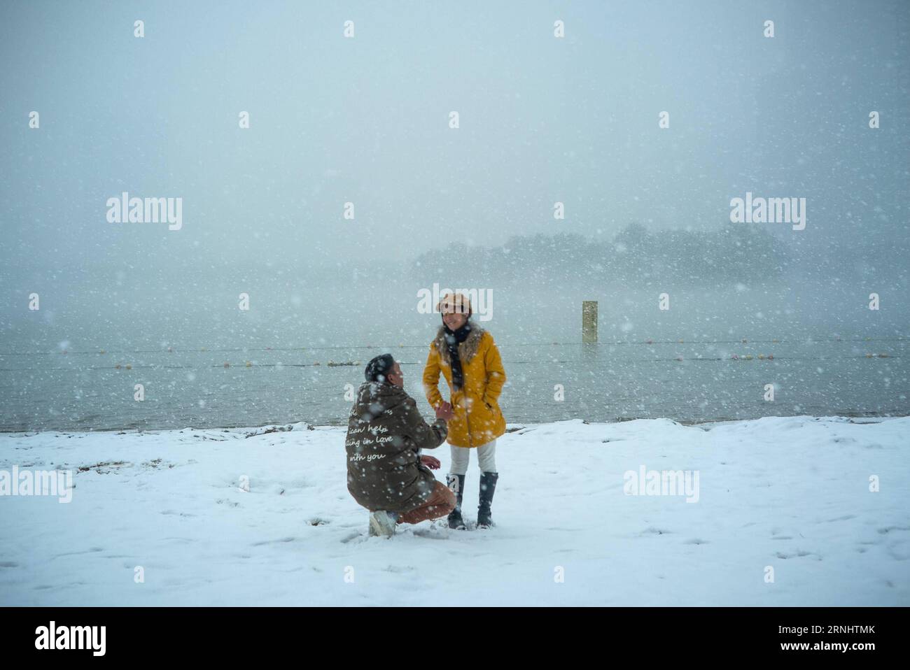 (161210) -- HEFEI, Dec. 10, 2016 -- A courting couple is seen by the ...