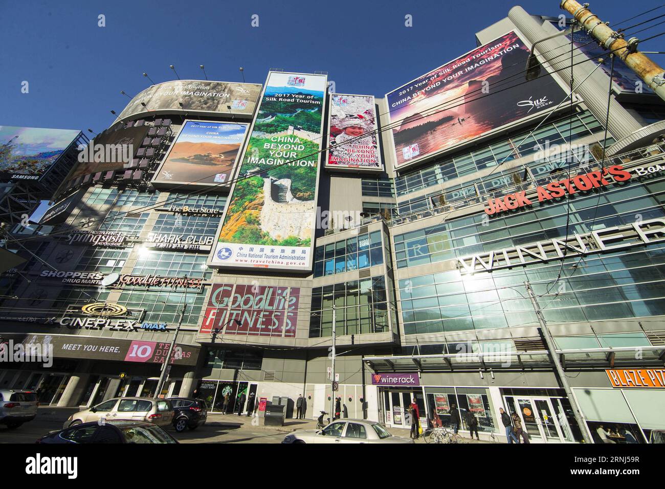 (170102) -- TORONTO, -- les panneaux publicitaires de la belle Chine ...