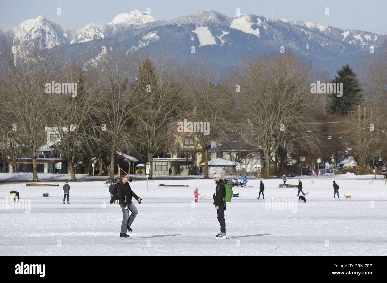VANCOUVER, le 5 janvier 2017 -- les résidents patinent sur le lac ...