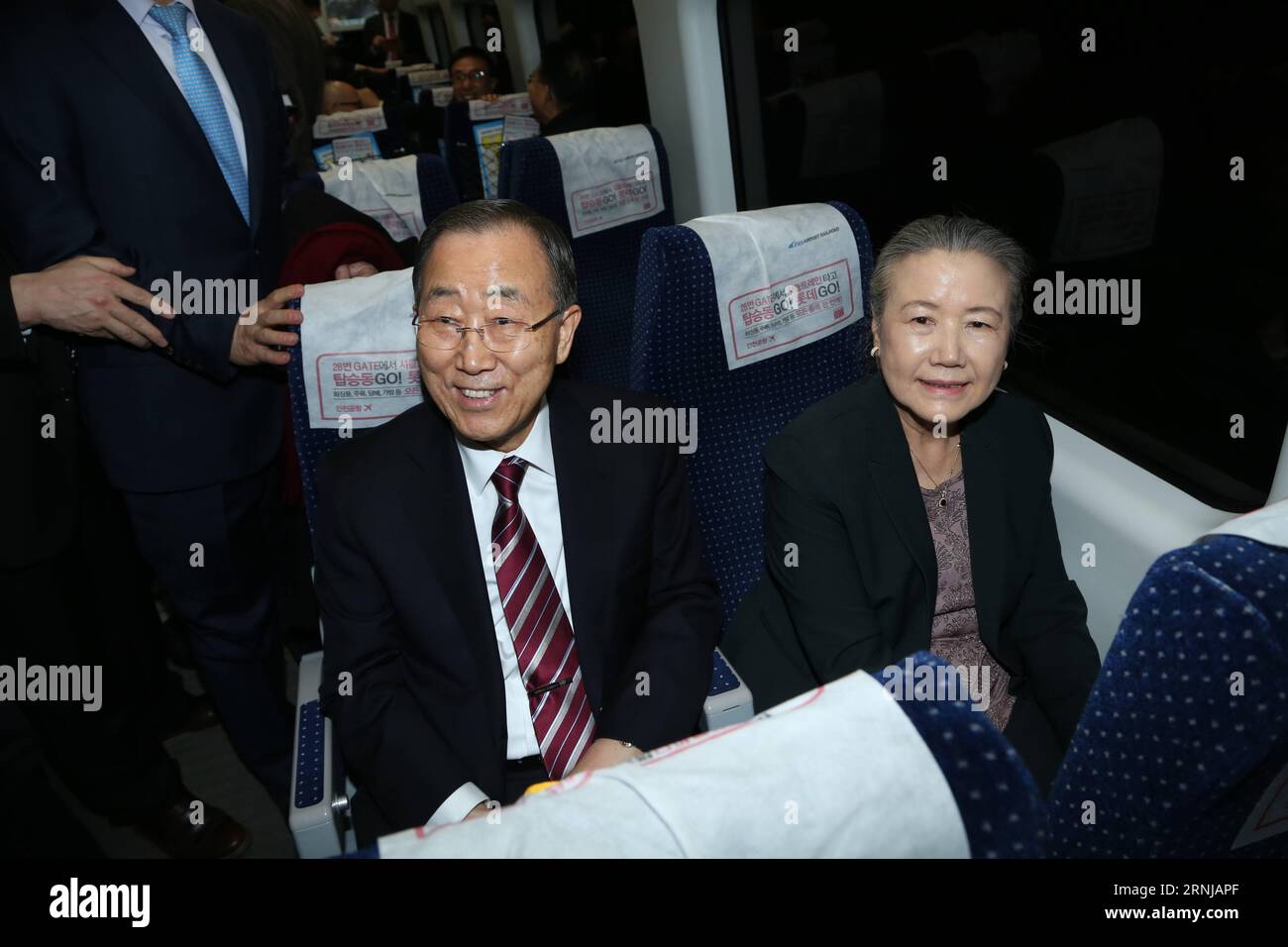 (170112) -- INCHEON, 12 janvier 2017 -- Ban Ki-moon (L), ancien ...