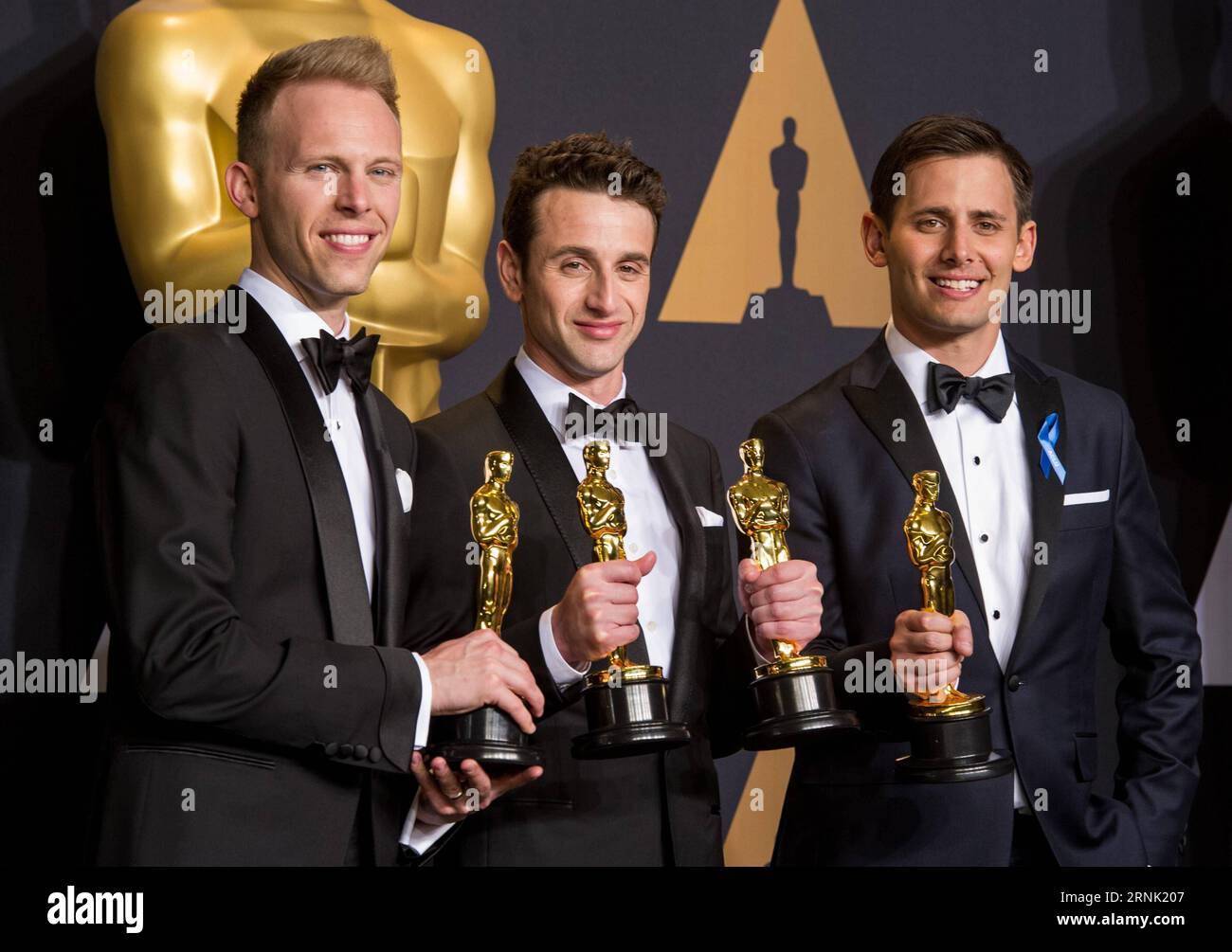 (G-D) les compositeurs Justin Paul, Justin Hurwitz et Benj Pasek posent après avoir remporté le ...