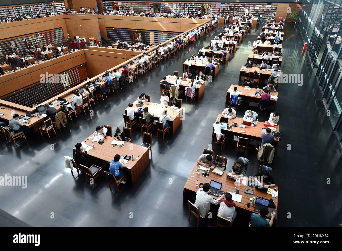 (170423) -- PÉKIN, le 23 avril 2017 -- des citoyens lisent des livres à la Bibliothèque ...