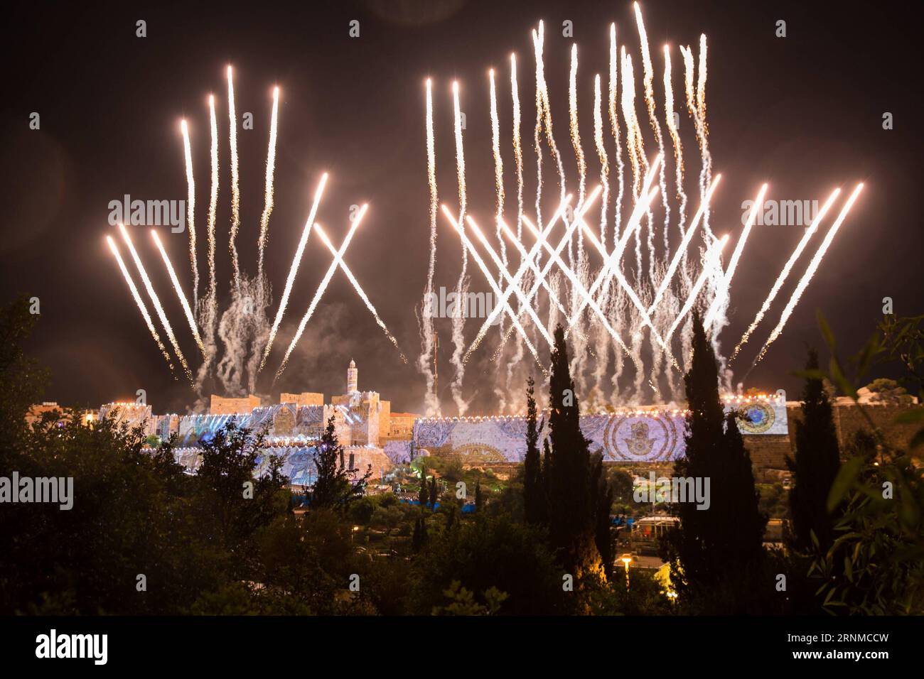 (170521) -- JÉRUSALEM, 21 mai 2017 -- des feux d'artifice explosent au ...