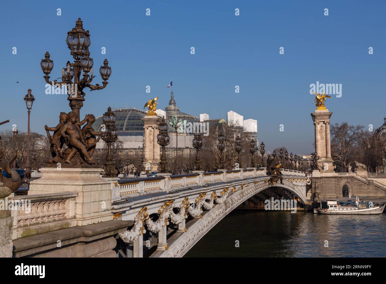 Paris, France - 24 janvier 2022 : le Pont Alexandre III est un pont en ...