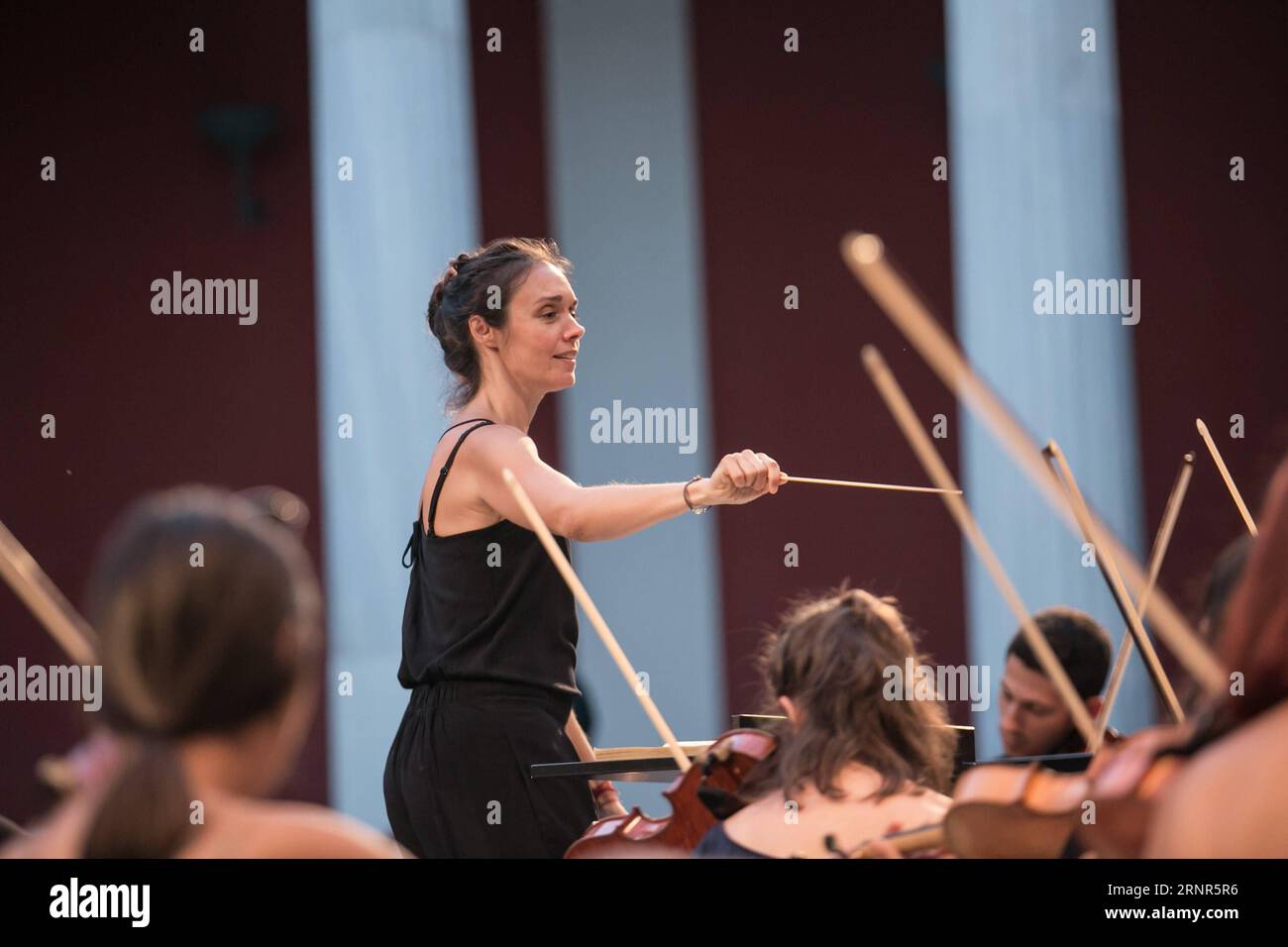 (170919) -- ATHÈNES, le 19 septembre 2017 -- la chef Zoe Zeniodi dirige ...