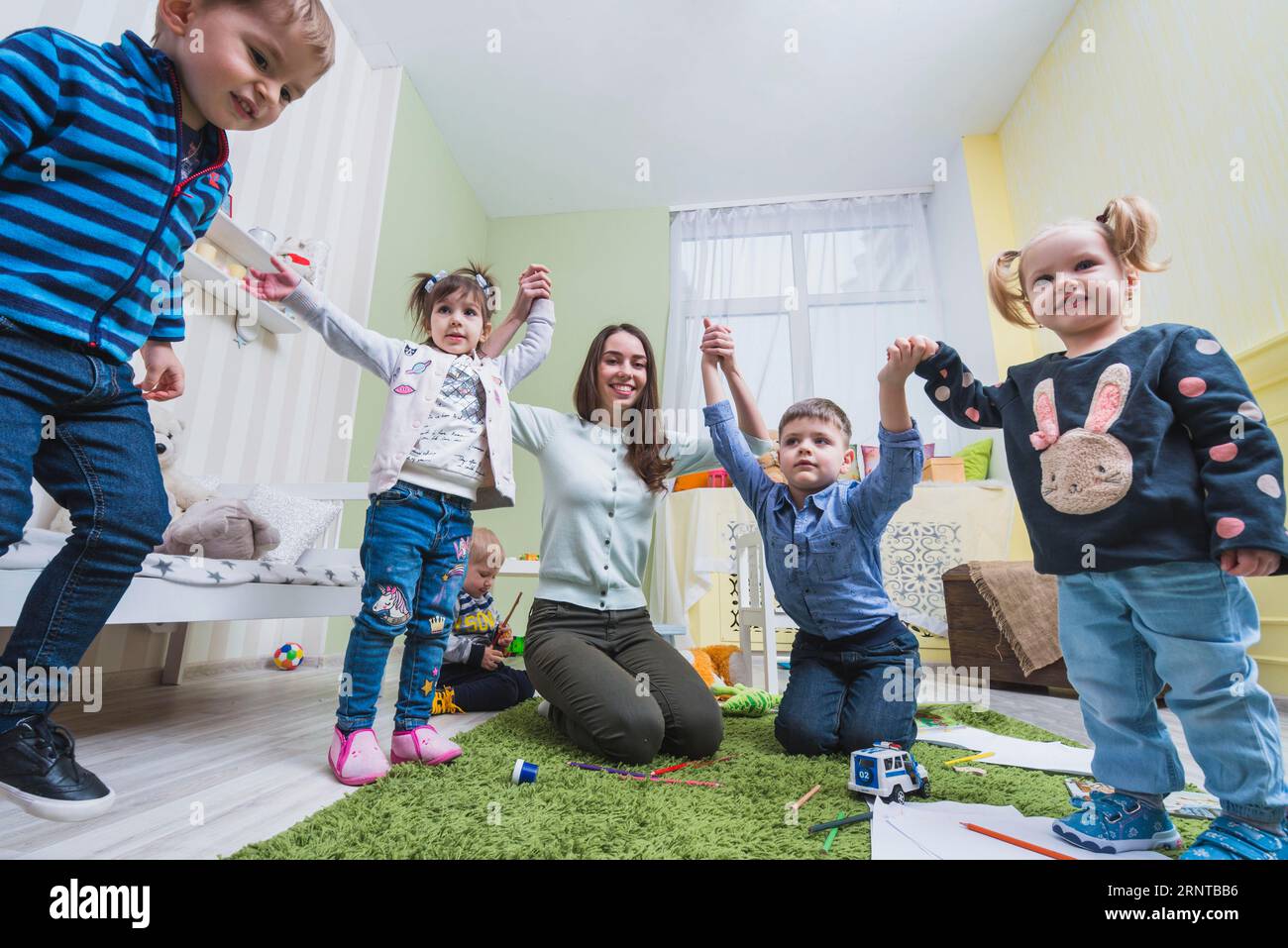 Professeur de garde d'enfants Banque de photographies et d’images à haute résolution - Alamy