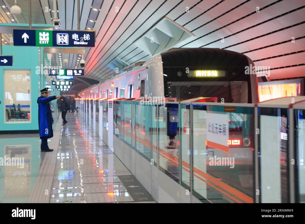 (171230) -- PÉKIN, 30 décembre 2017 -- Un train arrive à la gare de ...