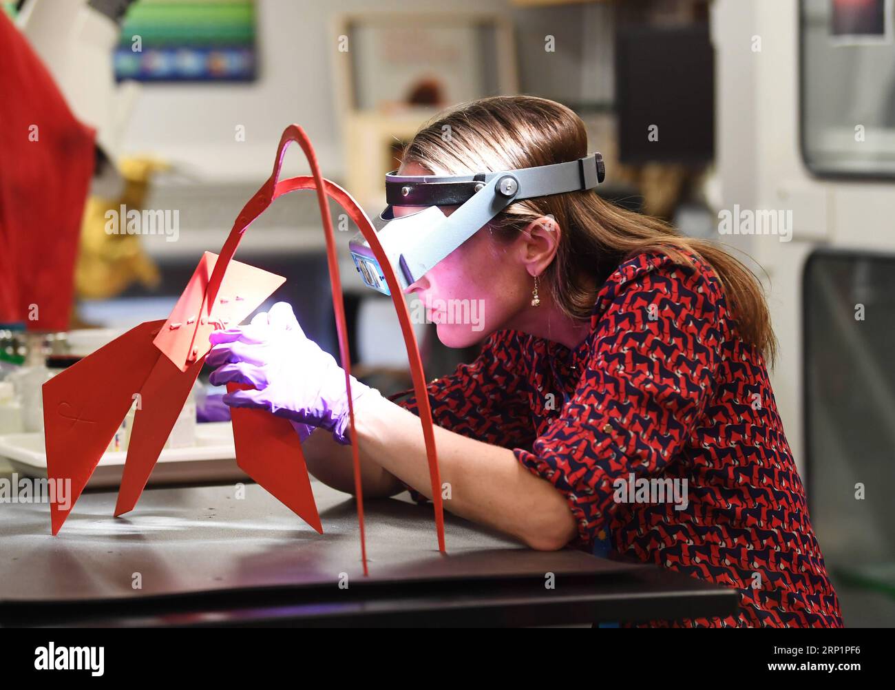 (180718) -- WASHINGTON, 18 juillet 2018 -- Un conservateur réalise une ...