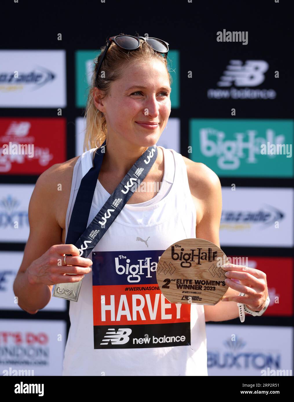 Rose Harvey avec son trophée et sa médaille pour la course élite ...
