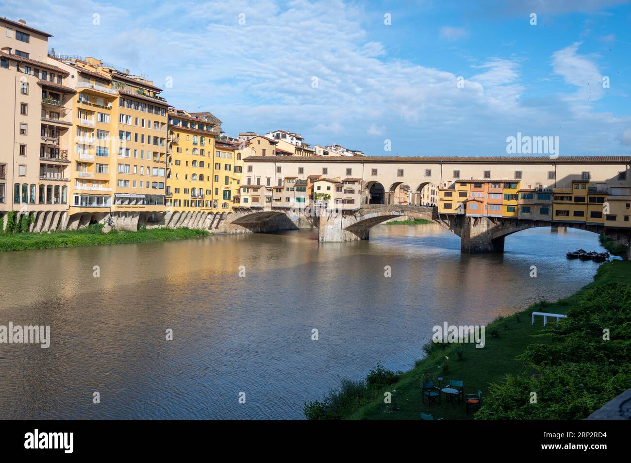 Le plus ancien pont médiéval (Ponte Vecchio) avec ses origines romaines ...