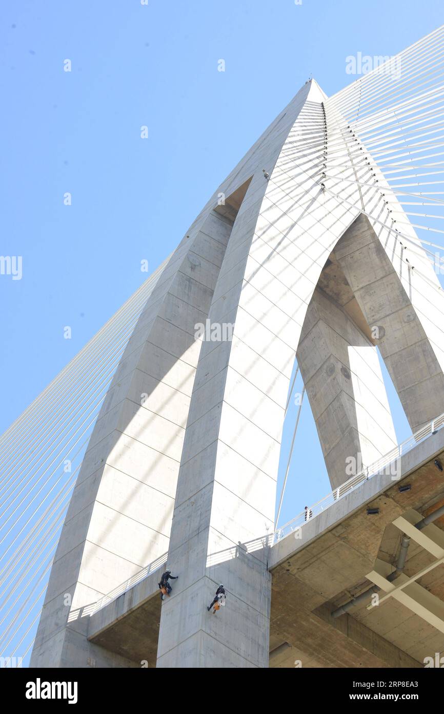 (190301) -- MAROC, 1 mars 2019 -- deux Ninjas marocains inspectent le ...