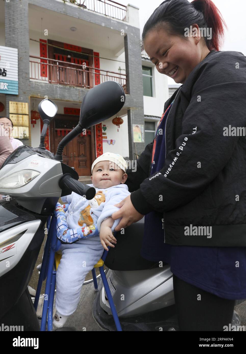 (190514) -- RUIJIN, 14 mai 2019 (Xinhua) -- les villageois s'amusent ...