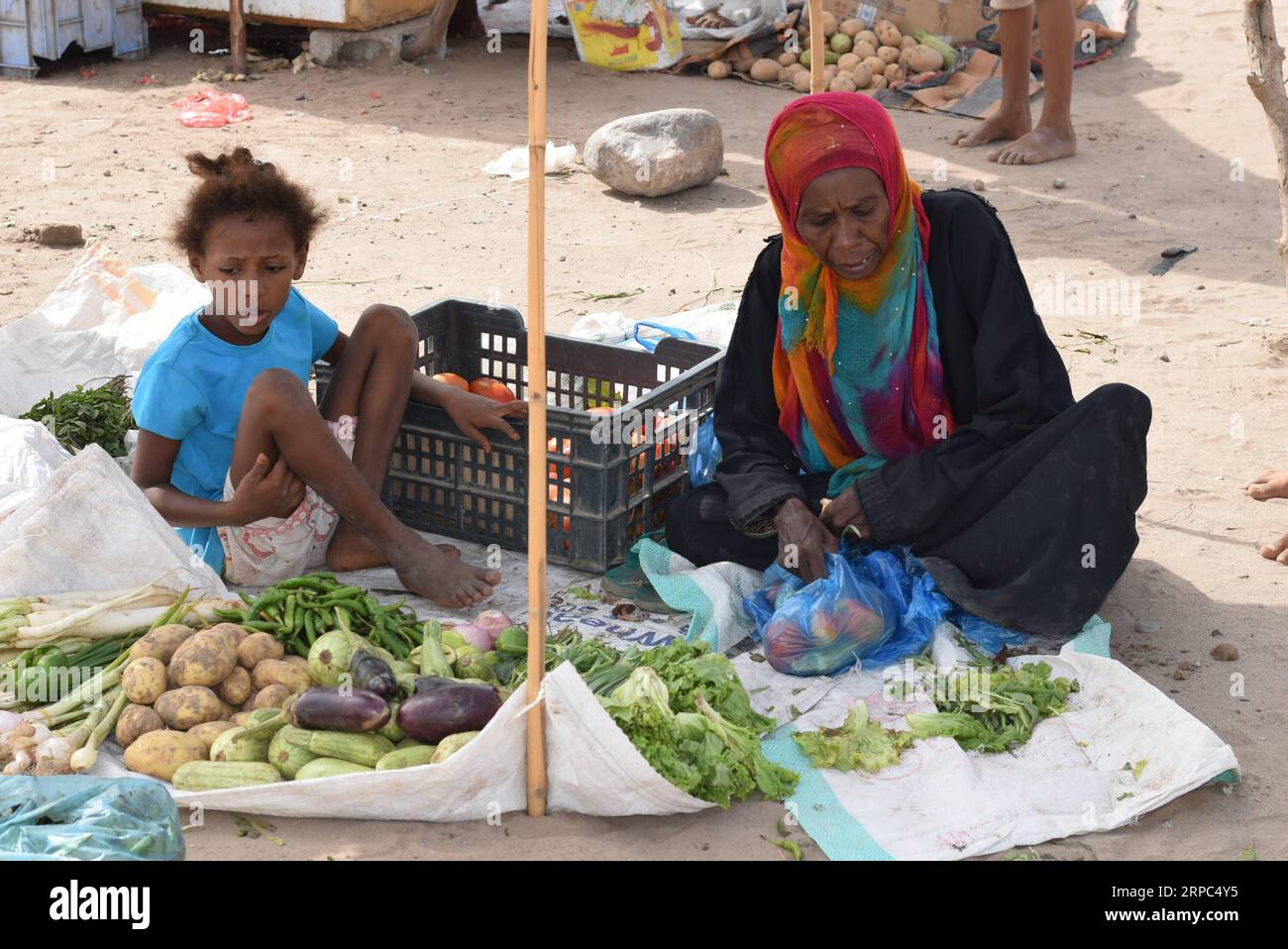 (190623) -- ADEN (YÉMEN), 23 juin 2019 -- une femme âgée déplacée vend ...