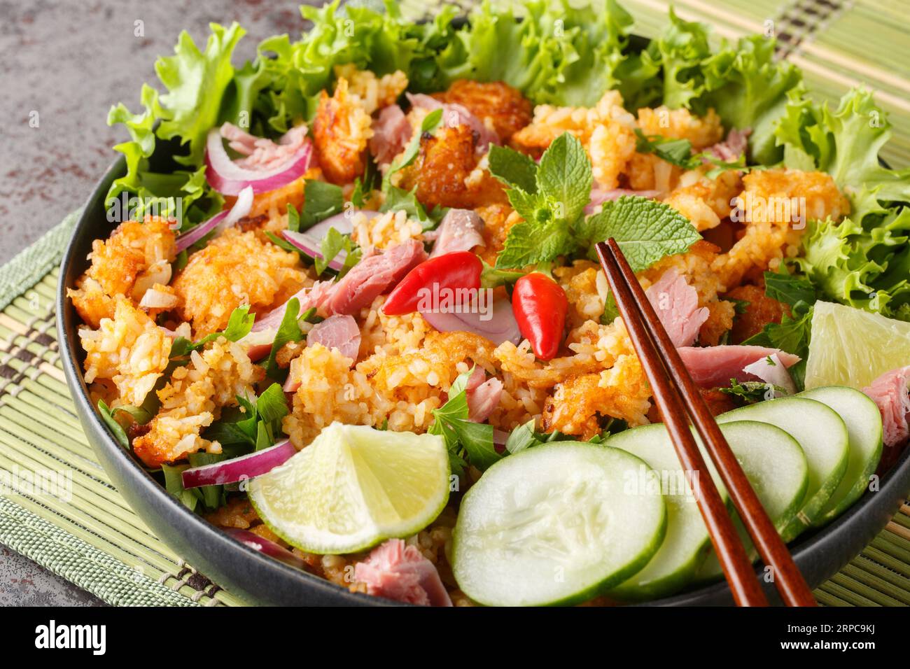 Salade de porc croustillante Banque de photographies et d’images à ...