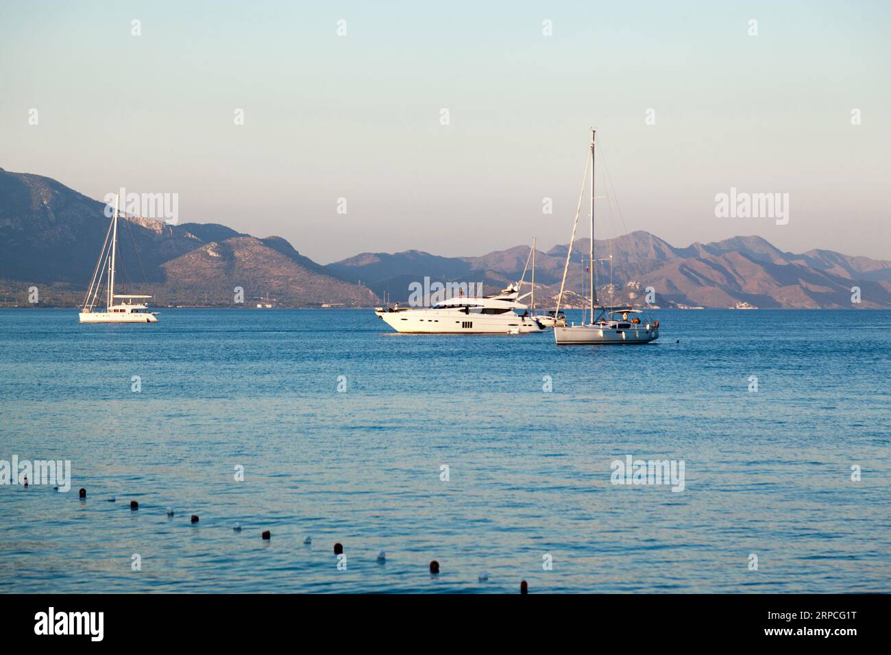 Les yachts et les navires de différents pays prennent des vacances dans ...