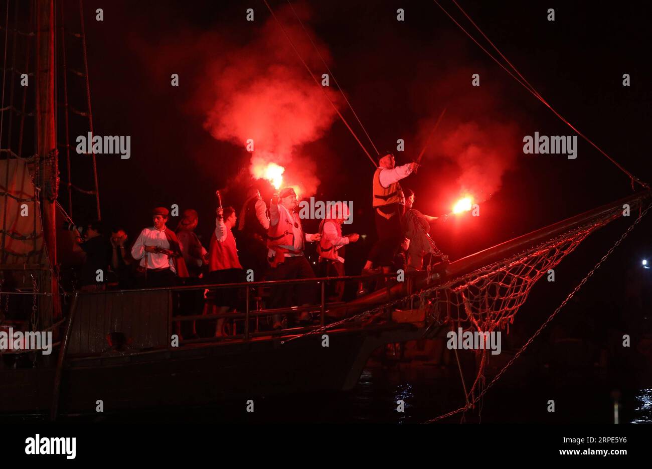 (190818) -- OMIS (CROATIE), 18 août 2019 -- des interprètes en costumes ...