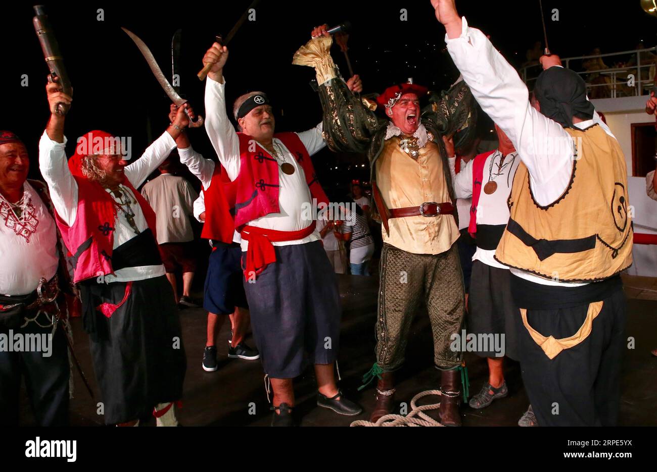 (190818) -- OMIS (CROATIE), 18 août 2019 -- des interprètes en costumes ...