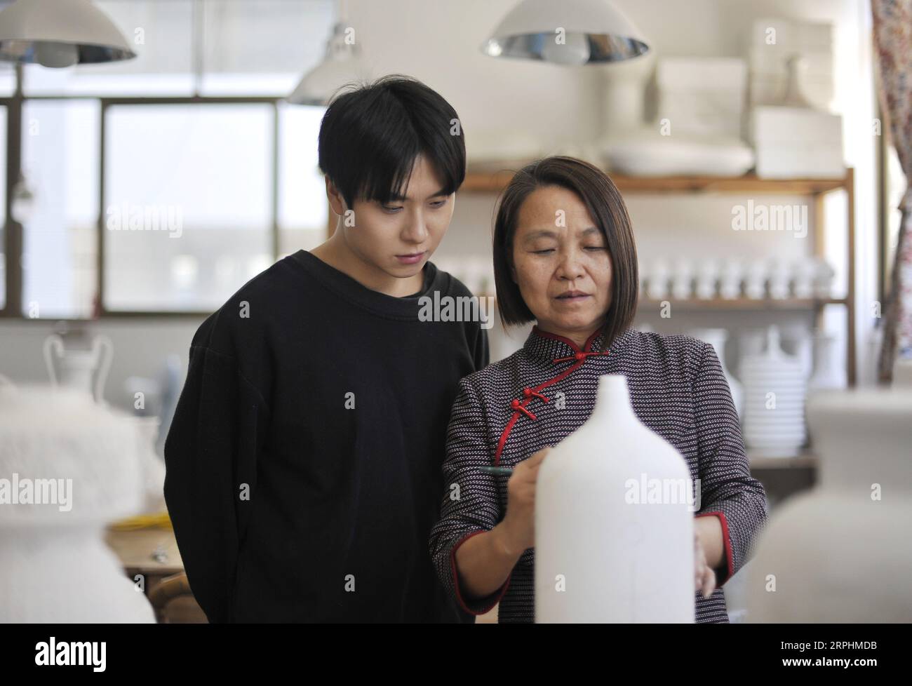 191113 -- DEHUA, 13 novembre 2019 -- Chen Minghua enseigne à son fils ...