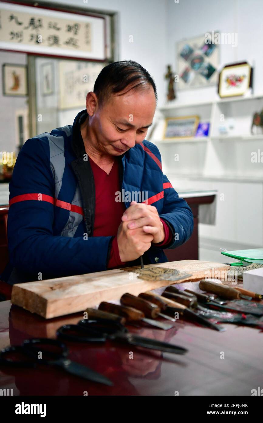 191129 -- XINYANG, le 29 novembre 2019 -- Chen Yulun, héritier du jeu d'ombres de Luoshan ...