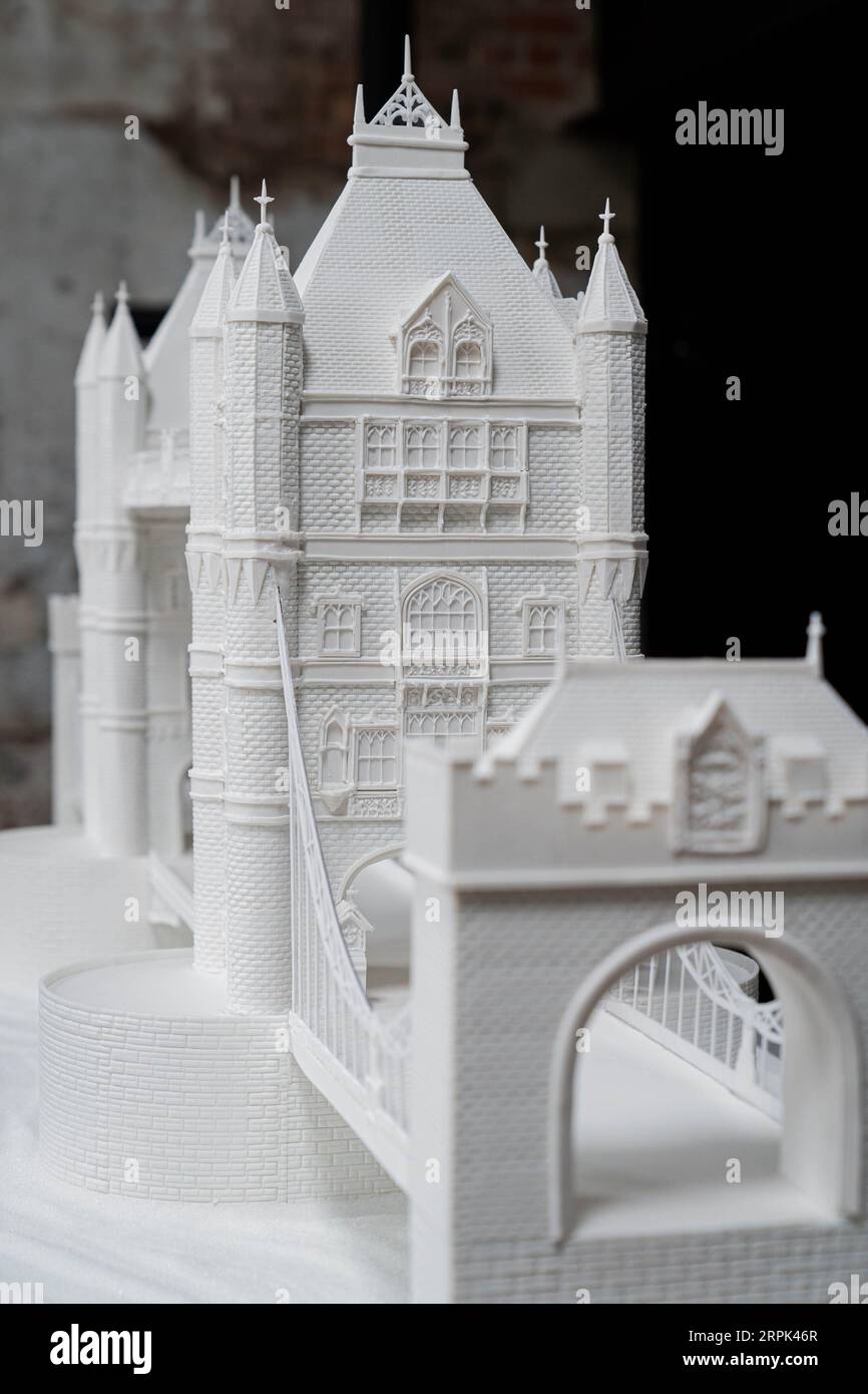 L'artiste Michelle Wibowo dévoile une sculpture de Tower Bridge ...