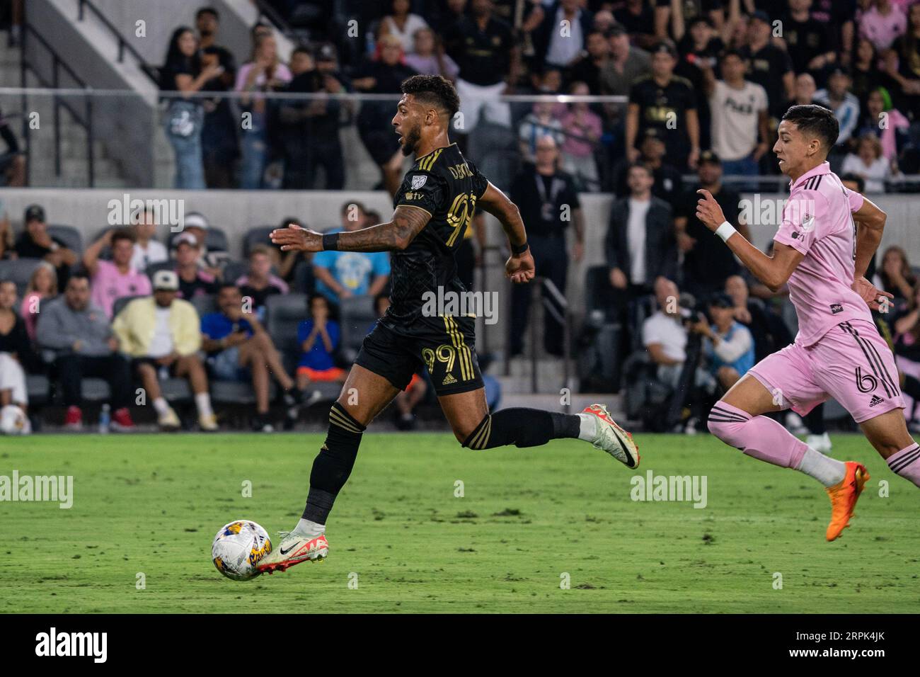 L’attaquant du LAFC Denis Bouanga (99 ans) est poursuivi par le ...