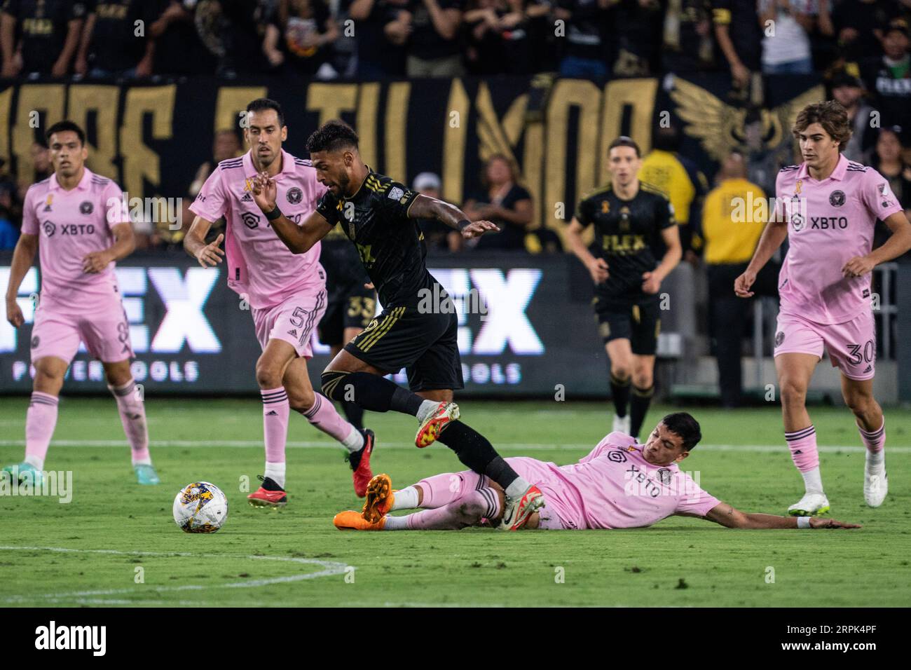 L’attaquant du LAFC Denis Bouanga (99 ans) évite un toboggan du ...