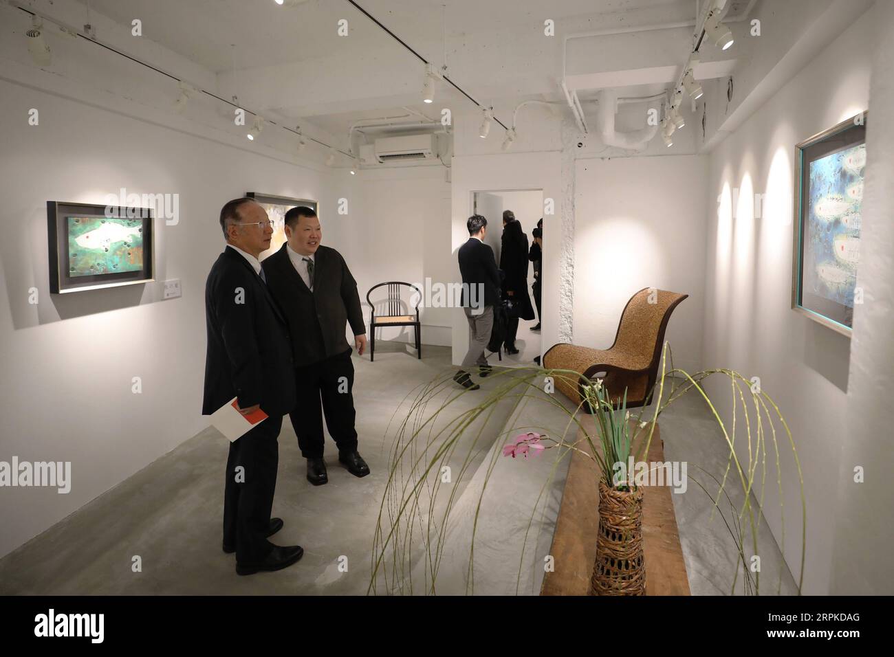 200108 -- TOKYO, le 8 janvier 2020 -- Wang Chuanfeng 2nd L présente ses œuvres à un invité du ...