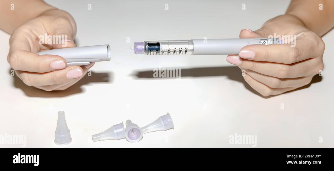 Mains féminines tenant un stylo à insuline. Stylo injecteur d'insuline ...