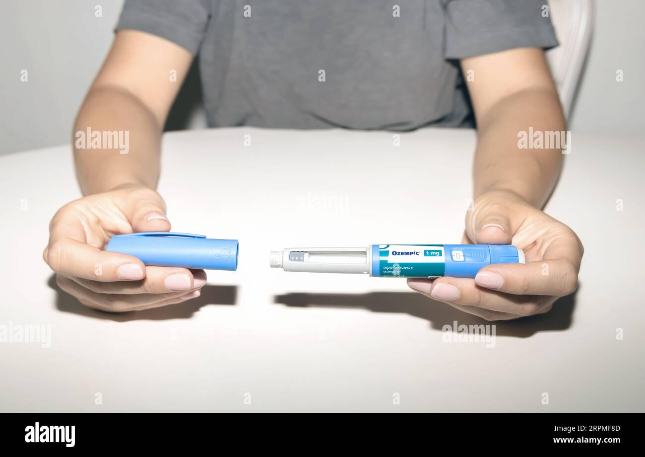 Mains féminines tenant un stylo à insuline. Stylo injecteur d'insuline ...