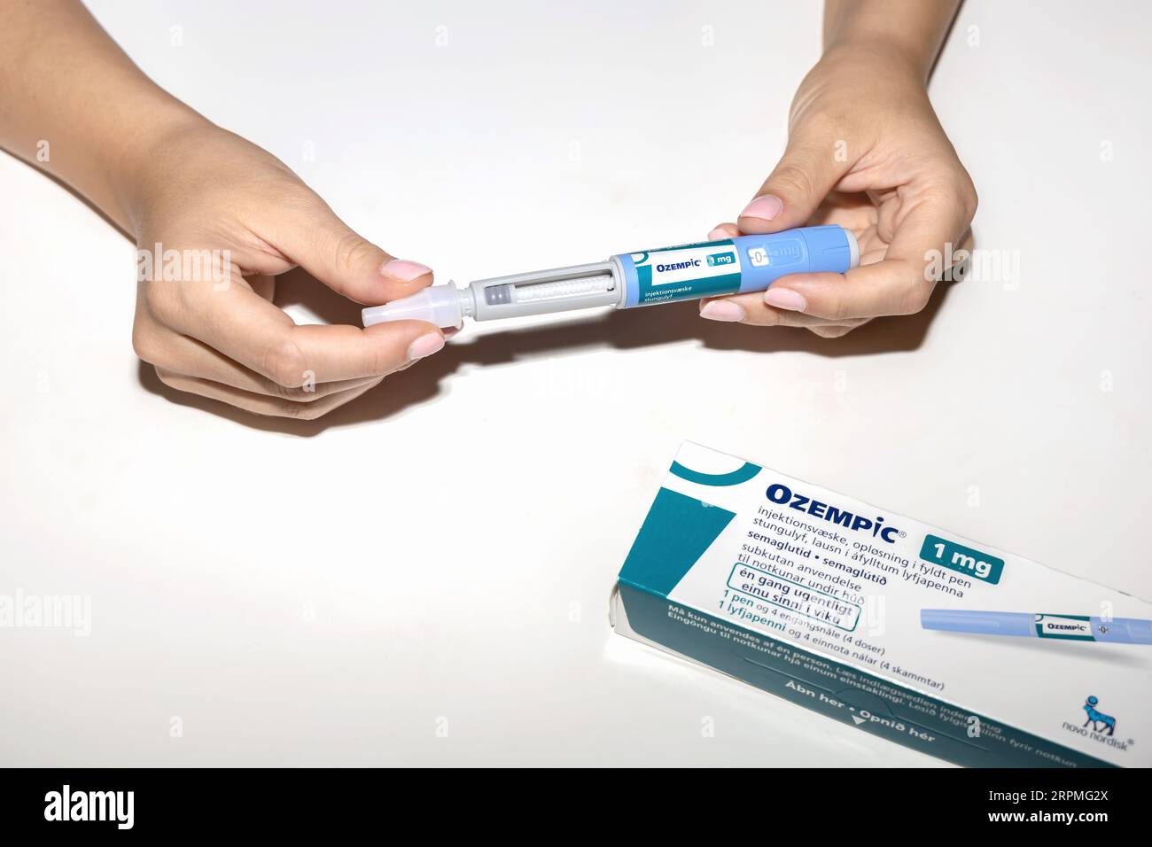 Mains féminines tenant un stylo à insuline. Stylo injecteur d'insuline Ozempic ou stylo ...