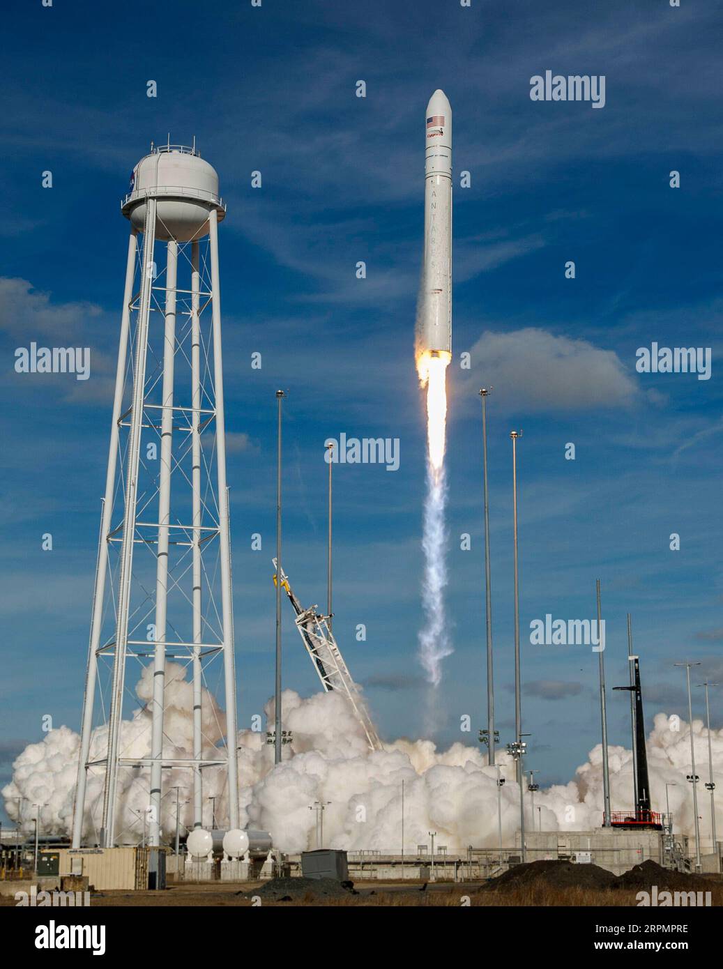 200216 -- WALLOPS ISLAND , 16 février 2020 -- la fusée Antares ...