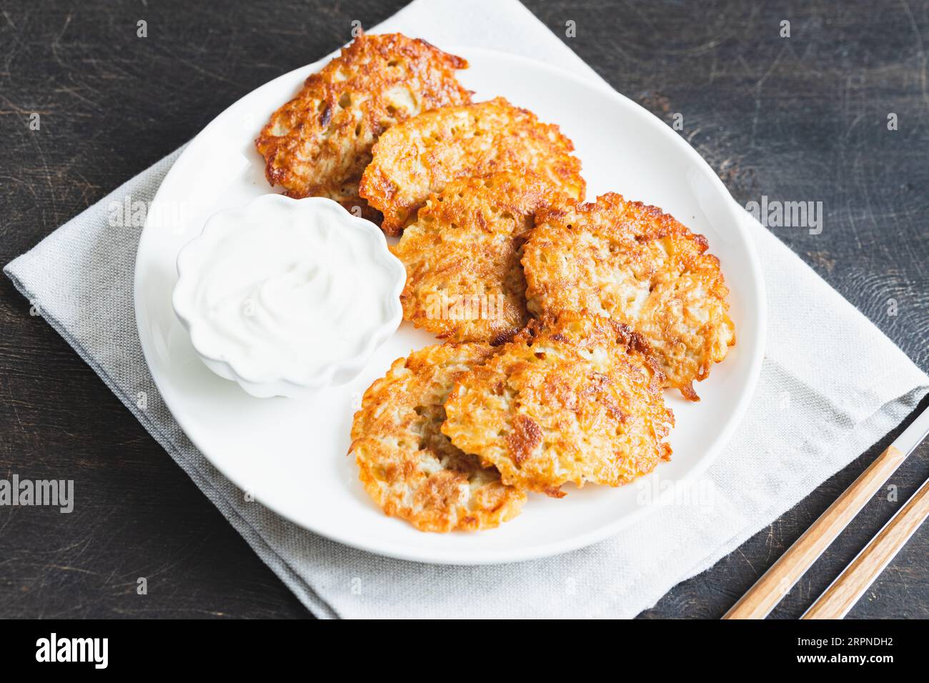 Crêpes de pommes de terre ou lakes ou draniki à la crème aigre. Cuisine ...